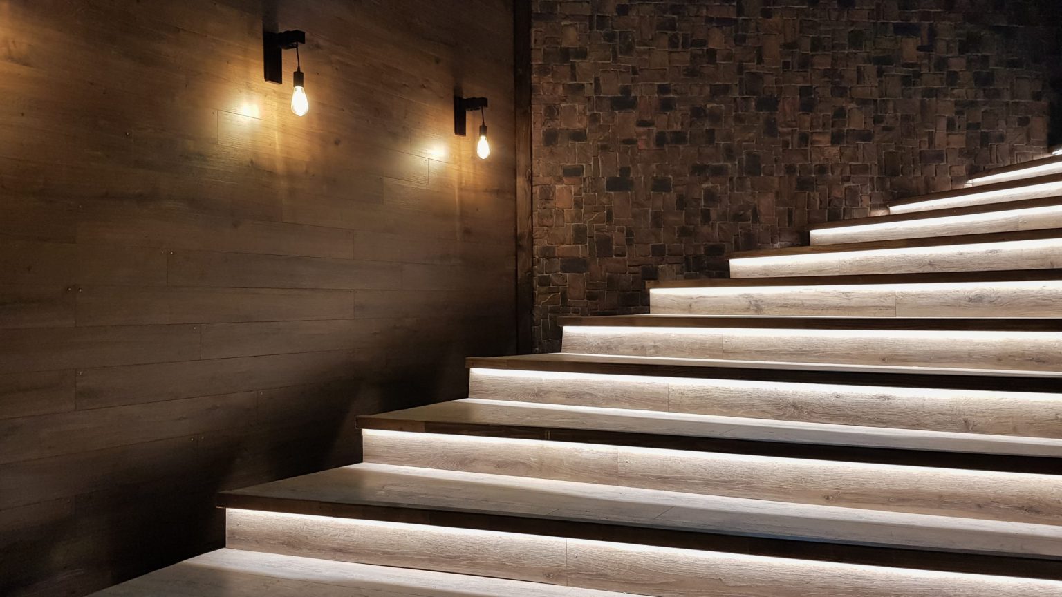 How to renovate an entrance with ceramic stair cladding - Ascale